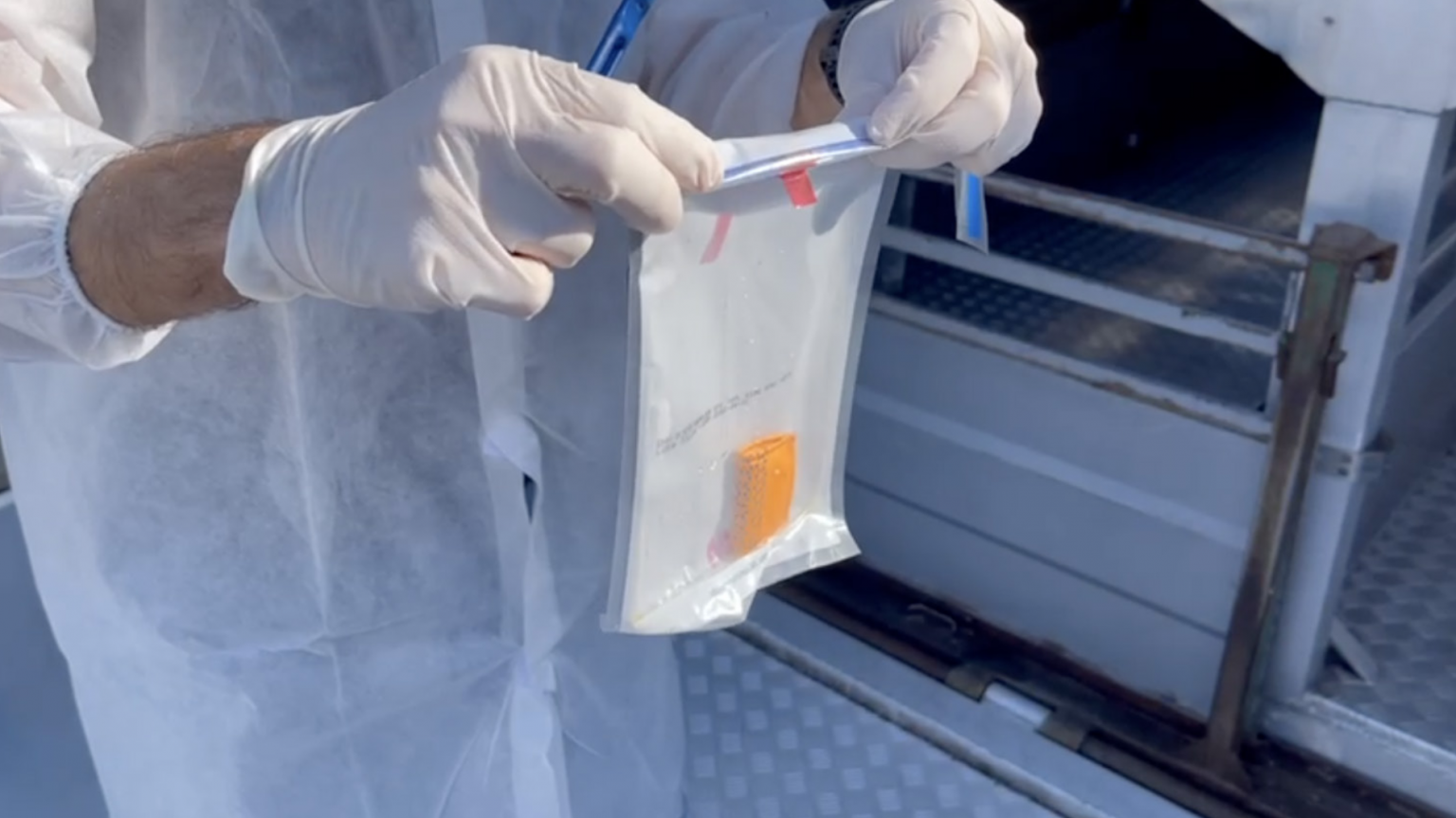 Toma de muestras para control microbiológico de superficies - Zenit